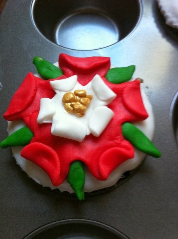 The Strawberry Thief: Buns and roses: Secret Cake Club and heraldic ...