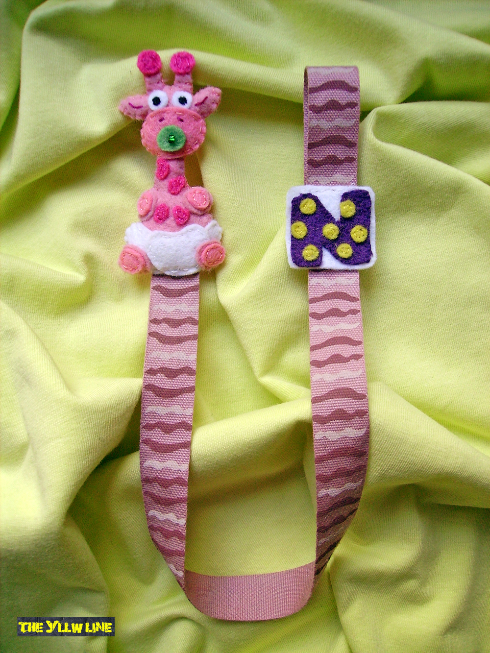 THE YLLW LINE: Chupetero de fieltro: Jirafa rosa