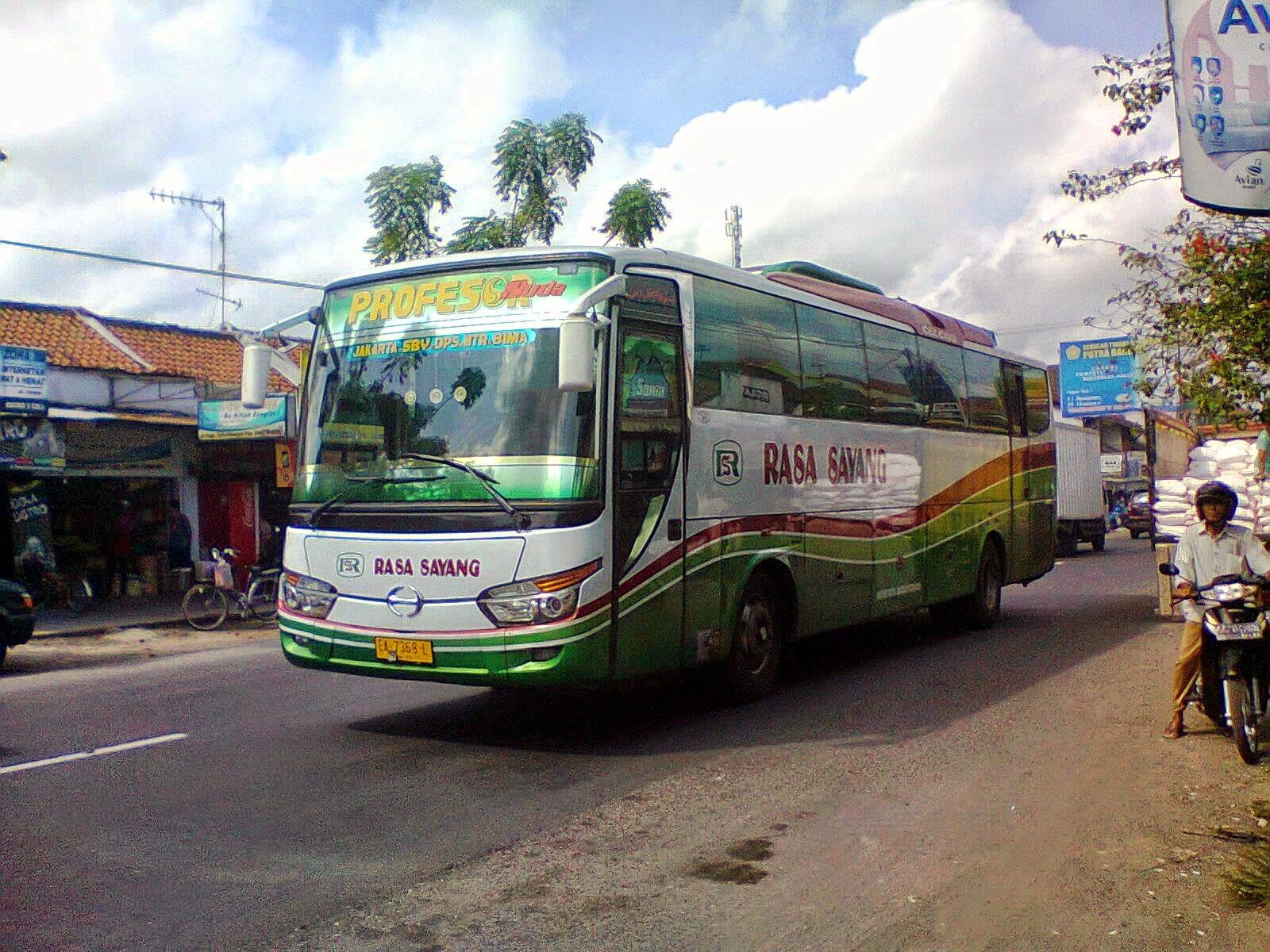 Foto Foto Bus Pantura Yang Melintas Jalur Selatan Imbas Amblasnya ...