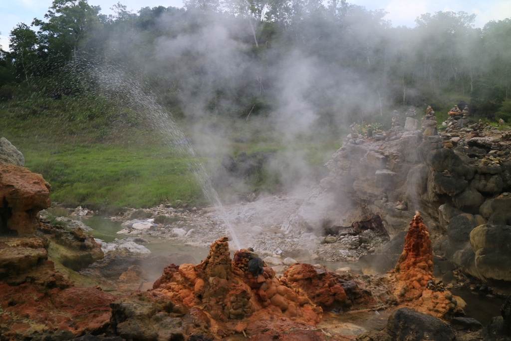 LET'S GO AROUND THE WORLD!!!: MENIKMATI SEMBURAN AIR PANAS TUTI ADAGAE