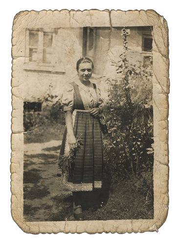 Kurpie - edukacja regionalna: Fotografia młodej kobiety w stroju ...