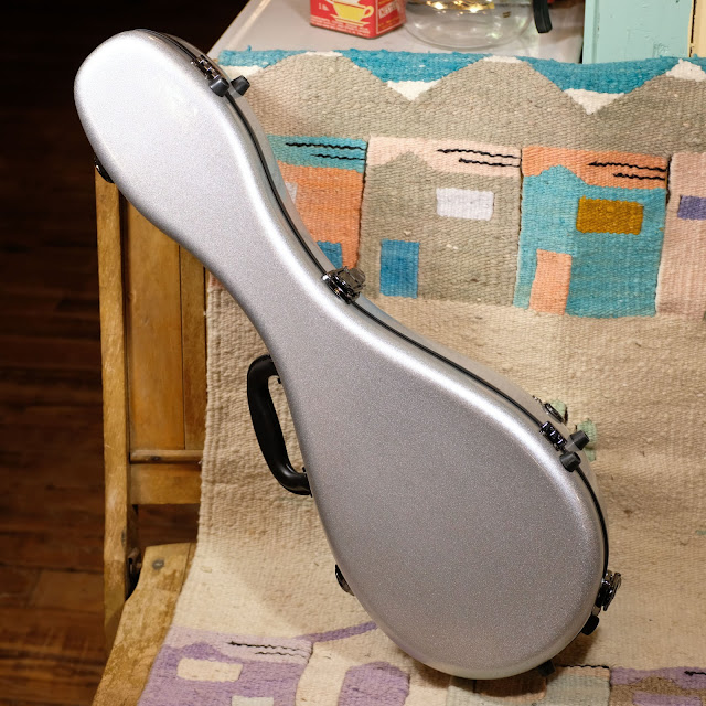 2018 Eastman Fiberglass Bowlback Mandolin Case