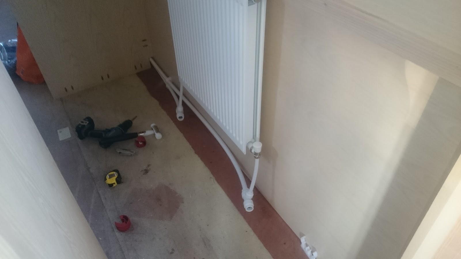 Narrowboat Ellis: Radiators and piping.