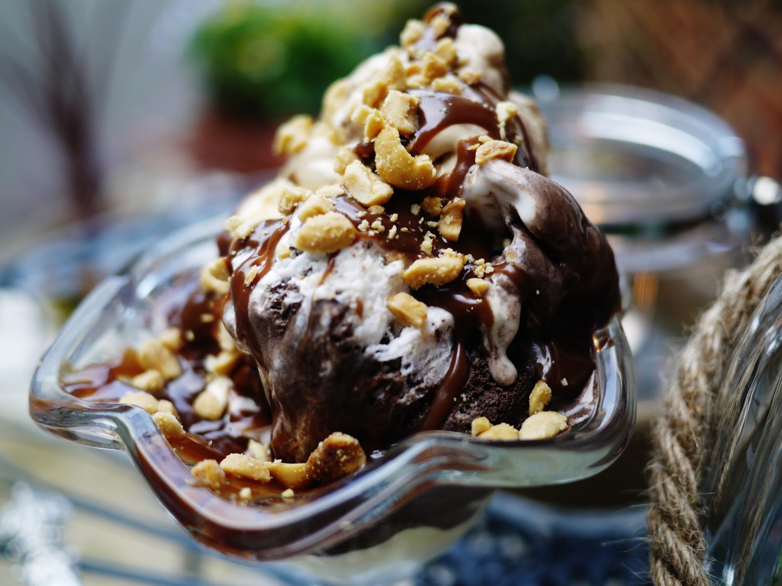 Petticoat and Pie: Salted Peanut & Chocolate Fudge Sundaes