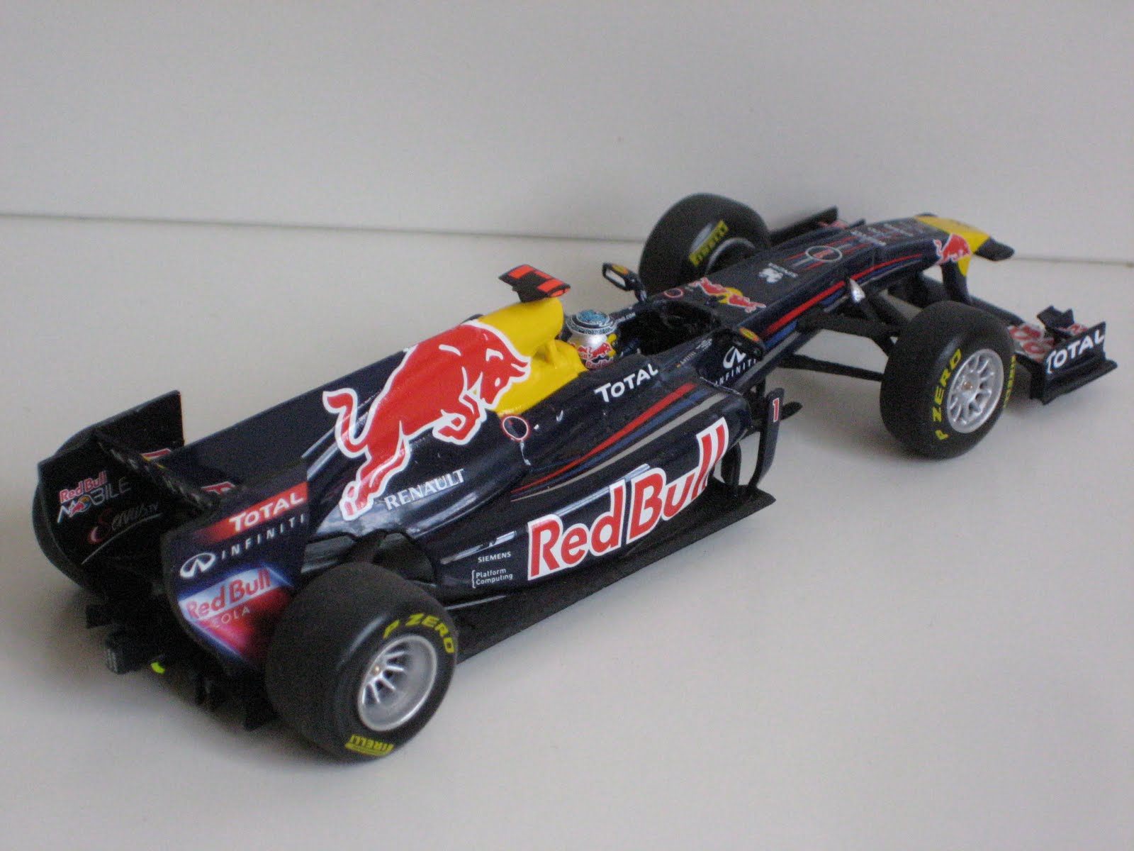 cochesaescala: RED BULL RENAULT RB7 #1 SHOW CAR 2011 SEBASTIAN VETTEL
