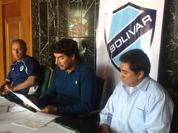 Martín Claure durante el acto de entrega a Limbert Beltrán