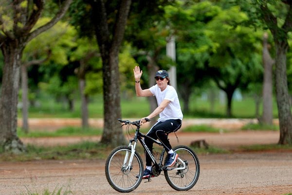 BEATLES MAGAZINE: PAUL RIDING BIKE IN BRASILIA - PHOTOS