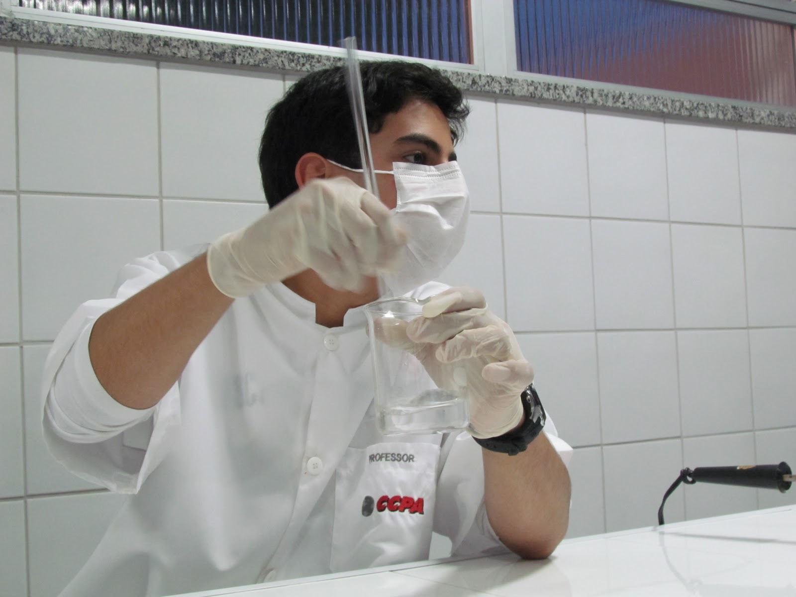 Você vai perceber o resfriamento do recipiente, processo endotérmico.