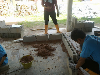 Teknologi Pembinaan: Amali memasang tetulang pada batu blok berongga.