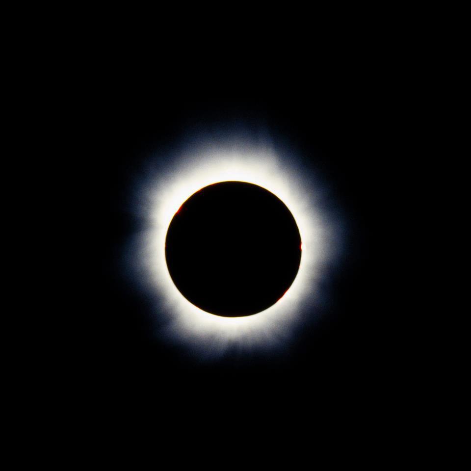 White Wolf : Spectacular Total Solar Eclipse Over Australia (Video-Photos)