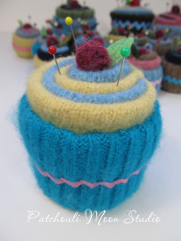 Patchouli Moon Studio: Wool Felt Cupcake Pincushions