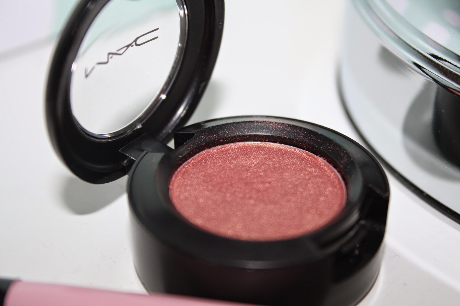 REVIEW: MAC EYESHADOW EXPENSIVE PINK - PRETTY YOUNG THING