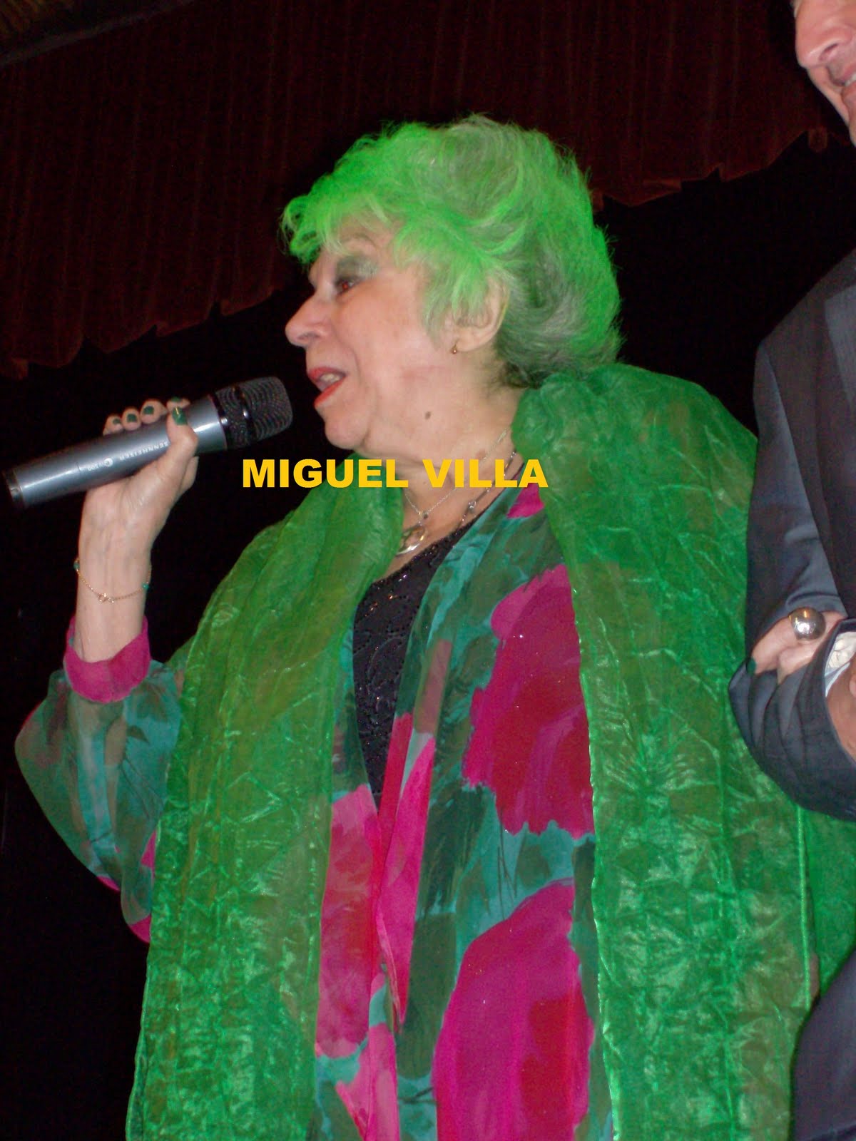 Isto é espectáculo: MARIA JOSÉ VALÉRIO-CANTORA