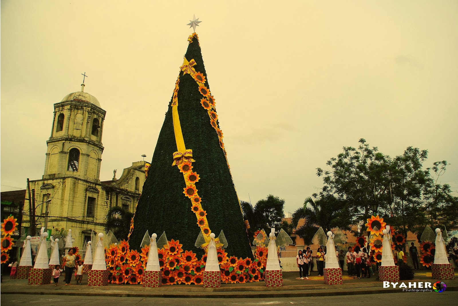 Byahero: Ligao City lights up Sunflower-inspired Giant Christmas Tree