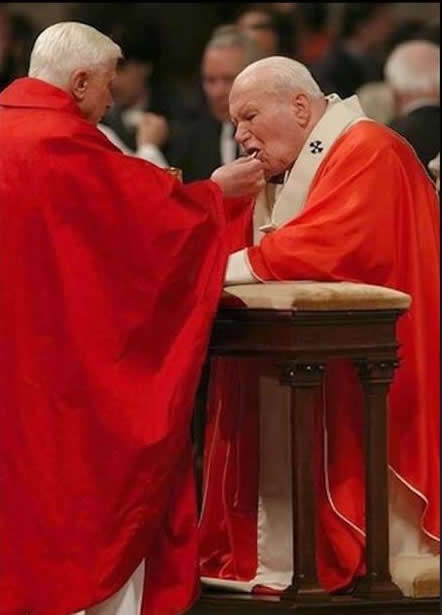 Liturgia Papal: Juan Pablo II comulgando en la sede