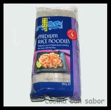 Tallarines de arroz con pollo