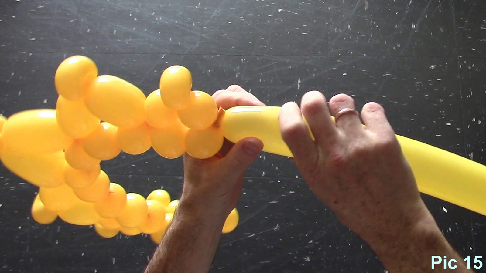 Balloon animals twisting instructions: Balloon crown