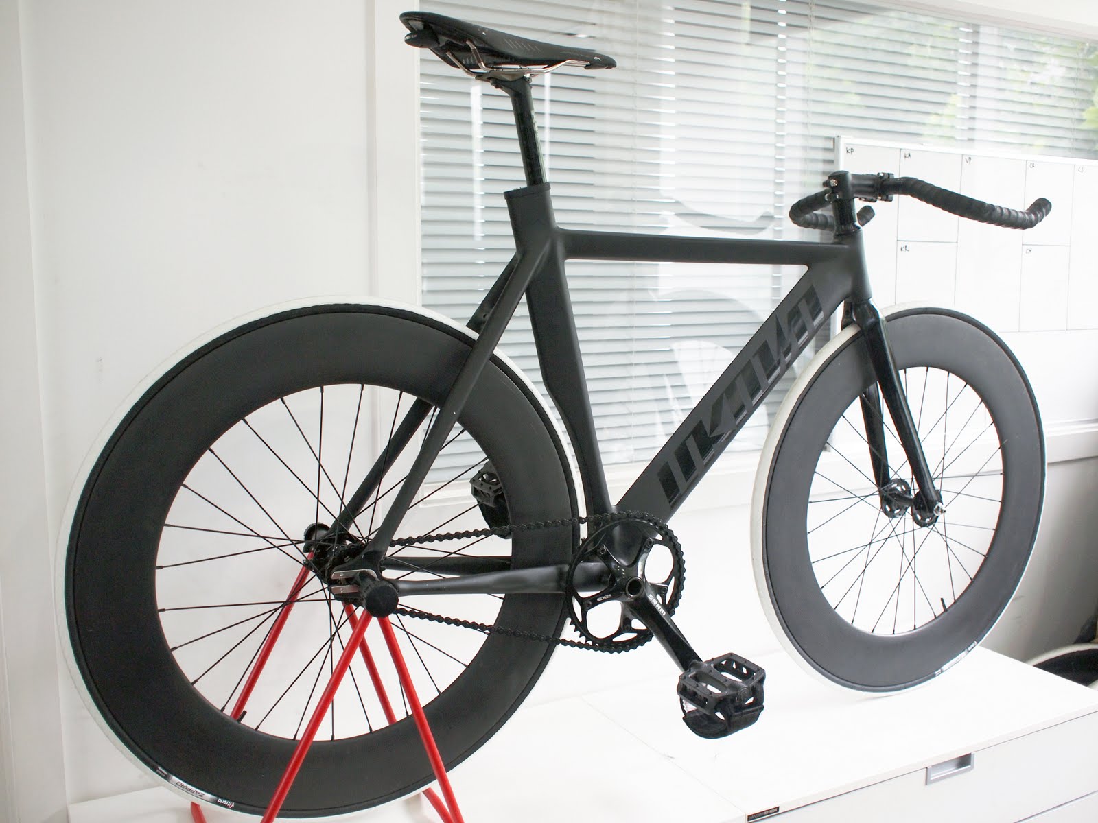nico's flying bikes: UNKNOWN LV X3 + UNKNOWN 88mm Carbon wheelset