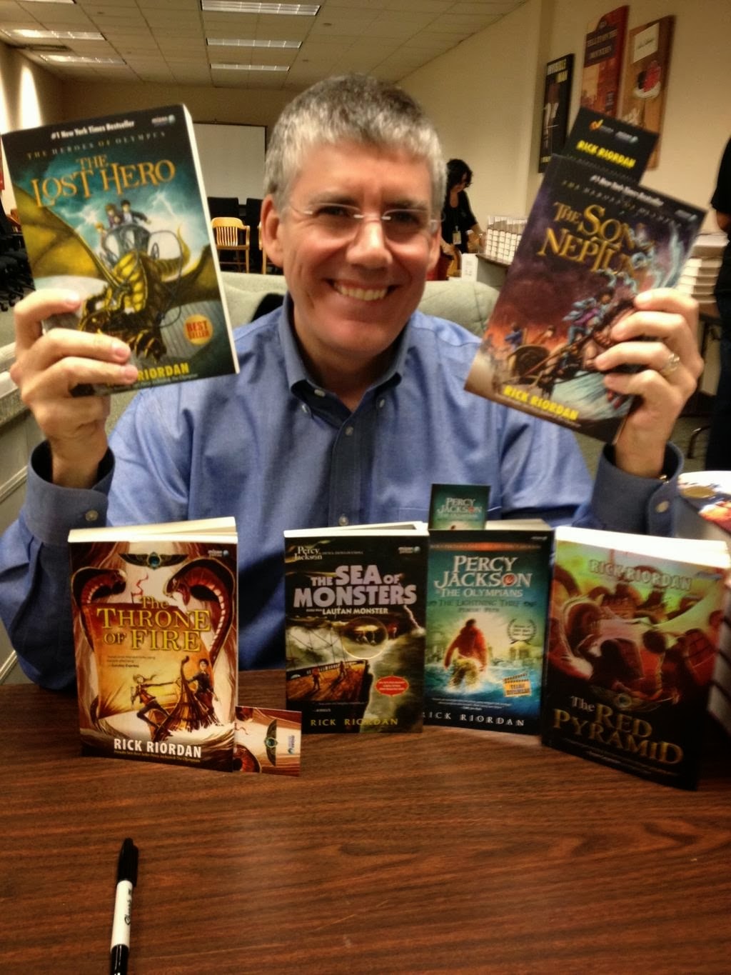 Useful Things For Us: Biografía de Rick Riordan
