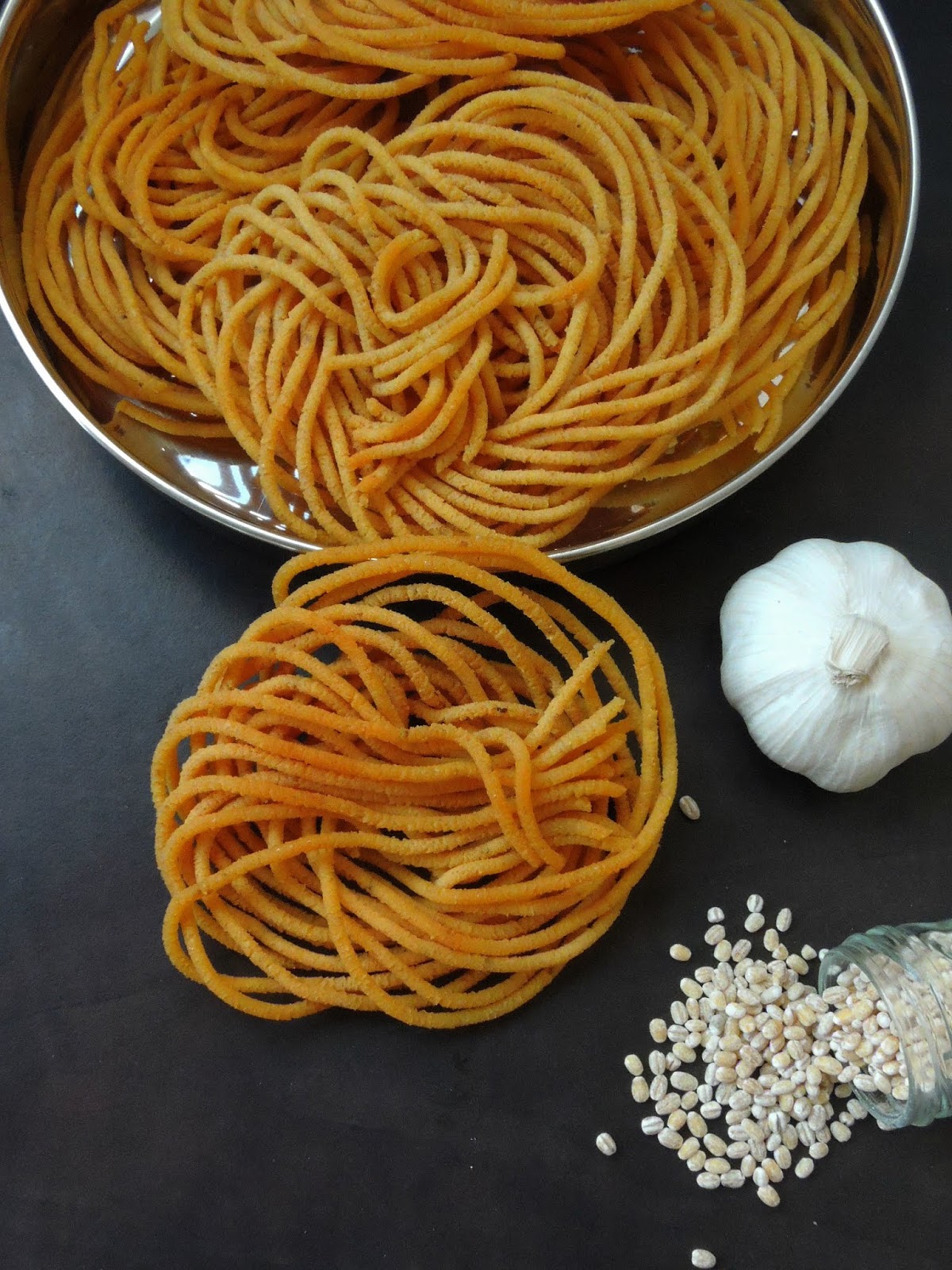 Priya's Versatile Recipes: Garlic Barley Sev/Poondu Barley Sev