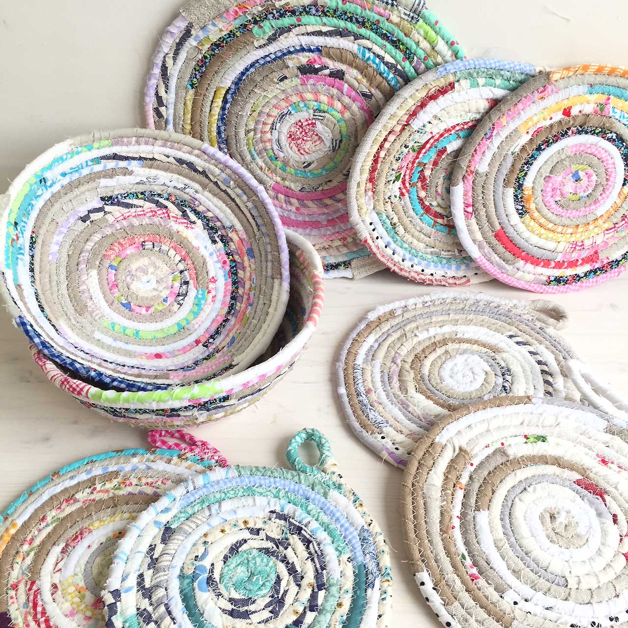 Roxy Creations: Easy rope basket tutorial