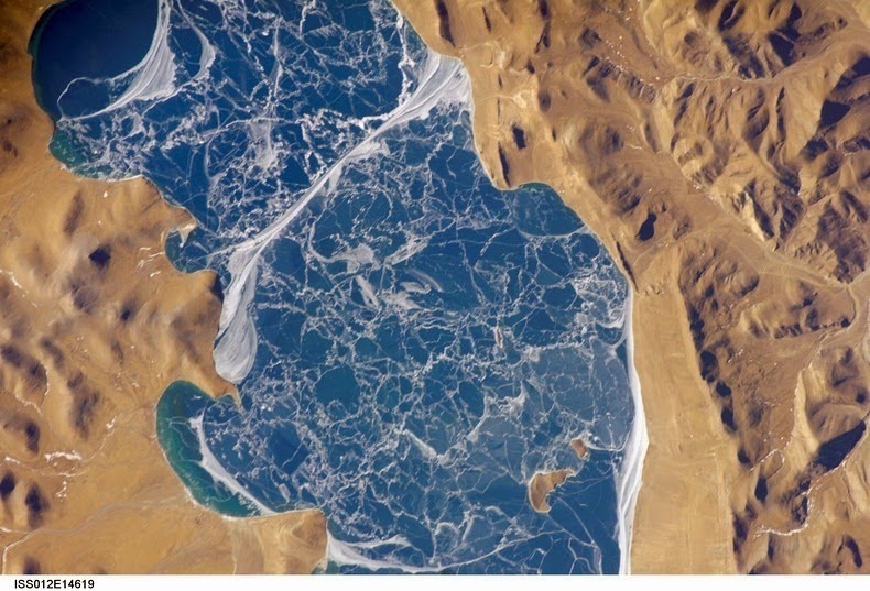 Intricate Ice Crack Patterns on Lake Puma Yumco - Snow Addiction - News ...