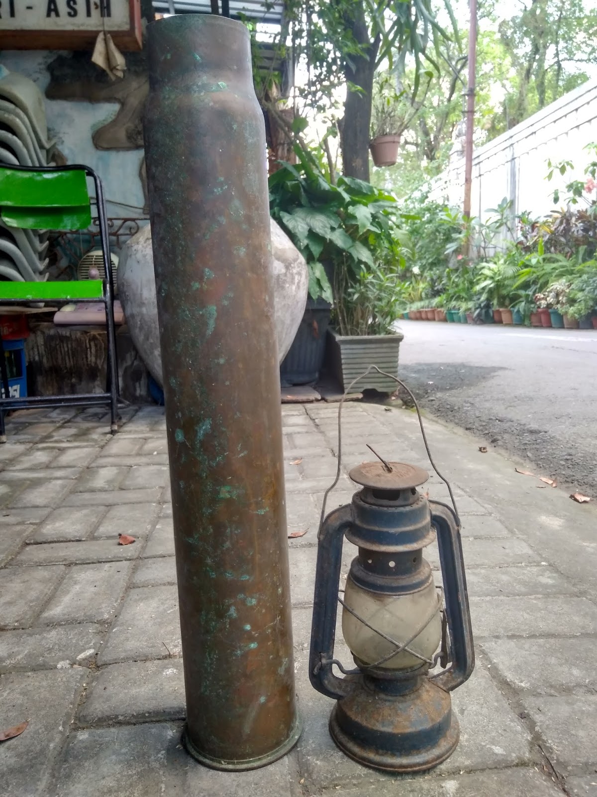 Koleksi Antik Anggoro Solo: Selongsong Peluru Tank