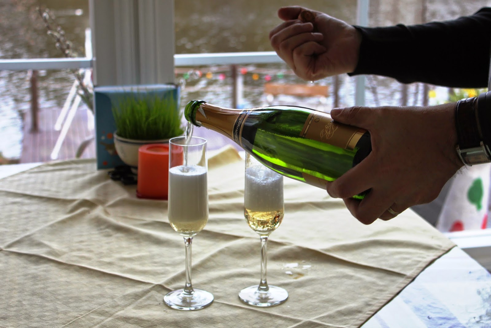 Huvilaelämää ja mökkiruokaa: Skumppaa ja mansikoita