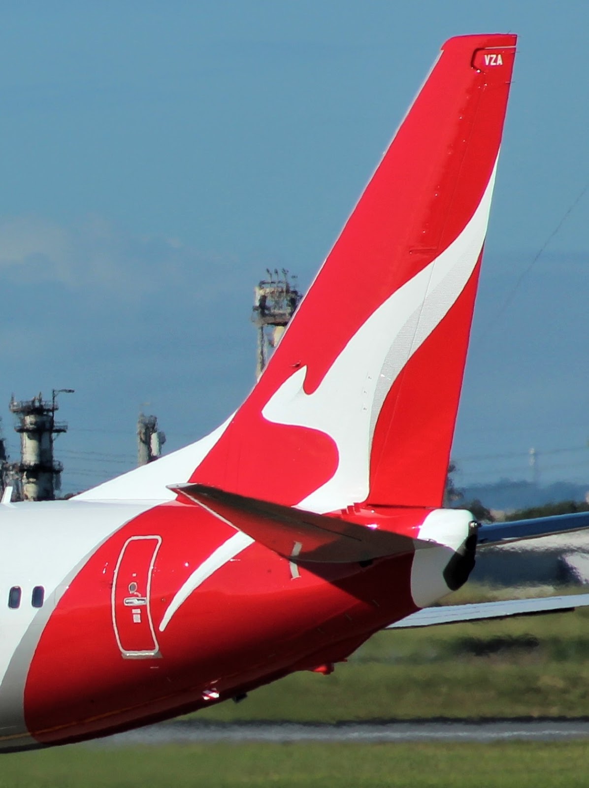 Central Queensland Plane Spotting: Qantas Boeing B737-800 VH-VZM in New ...