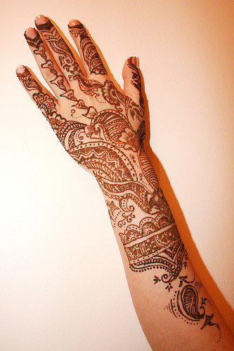 Cool Mehndi Designs on Back Hand