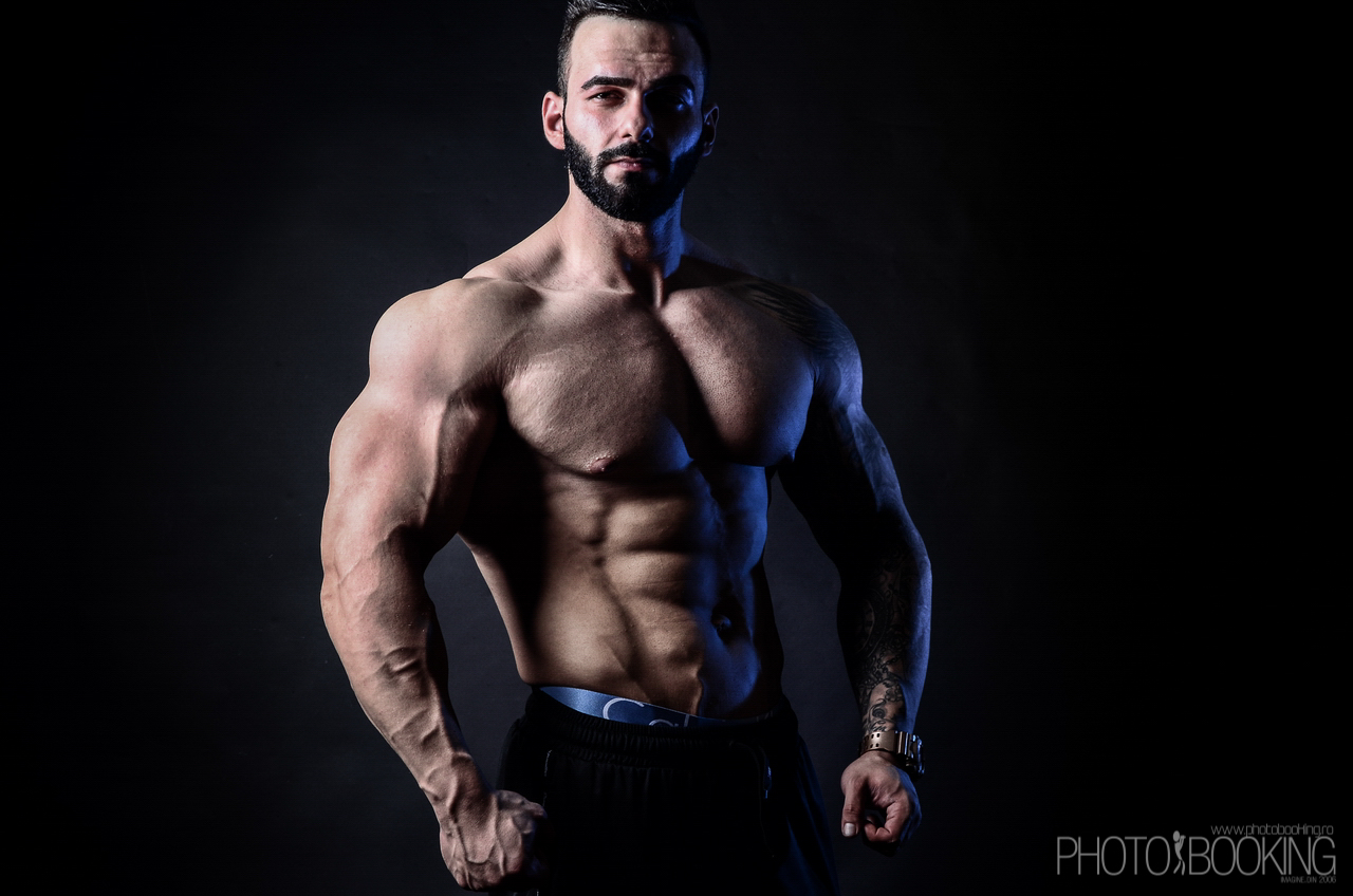Muscle Lover: Romanian muscle hunk Roberto Alexandru