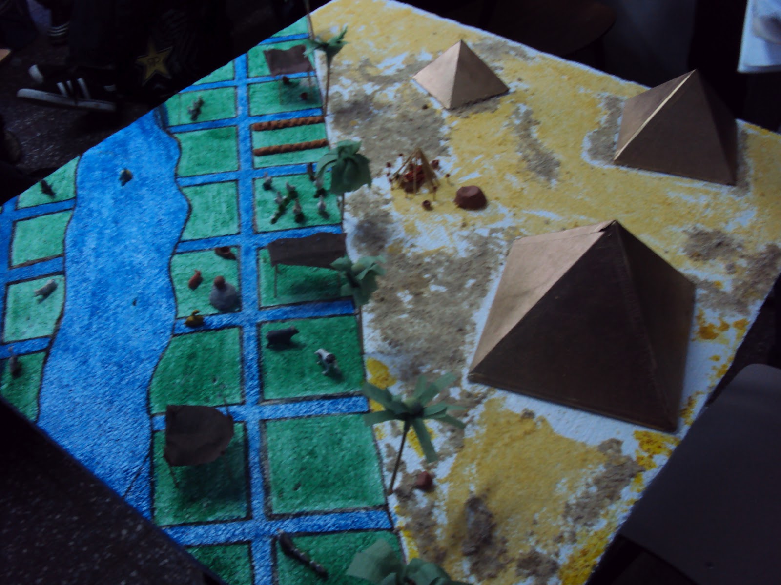 Historia primeros años : Fotos de las maquetas y representación teatral