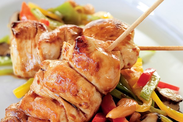 Brocheta de pollo con verduras