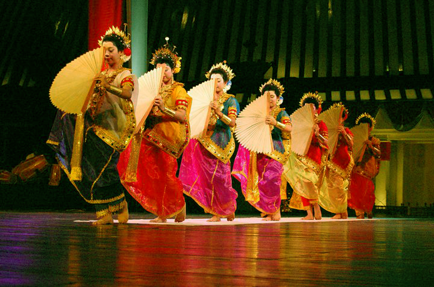 Berasal Dari Mana Tari Kipas Pakarena