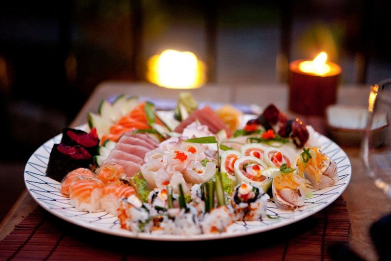 minha saia é mais justa: Sushi (bom) na praia?