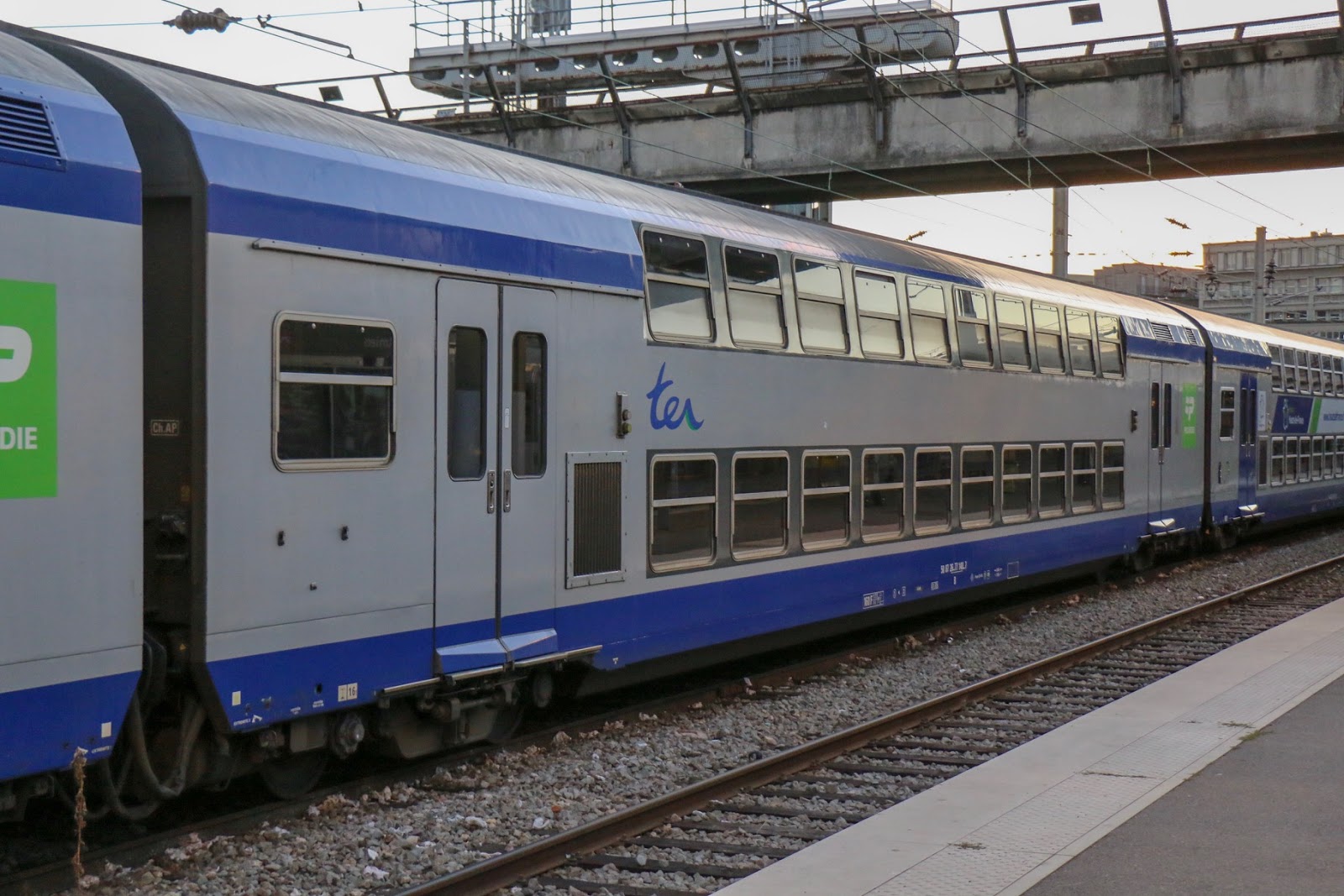 LA PASSION DU TRAIN: V2N en livrée " Hauts de France"
