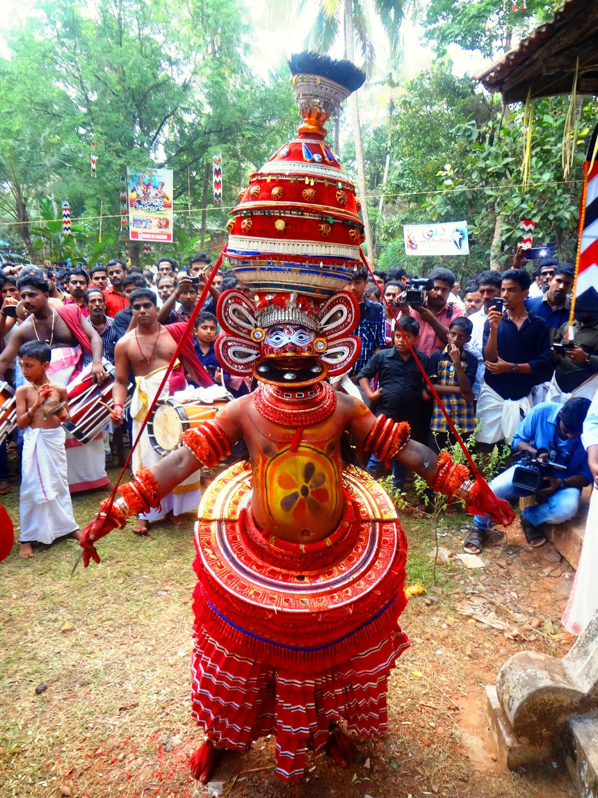 THEYYAVUM THIRAYUM: KUTTICHATHANMAR