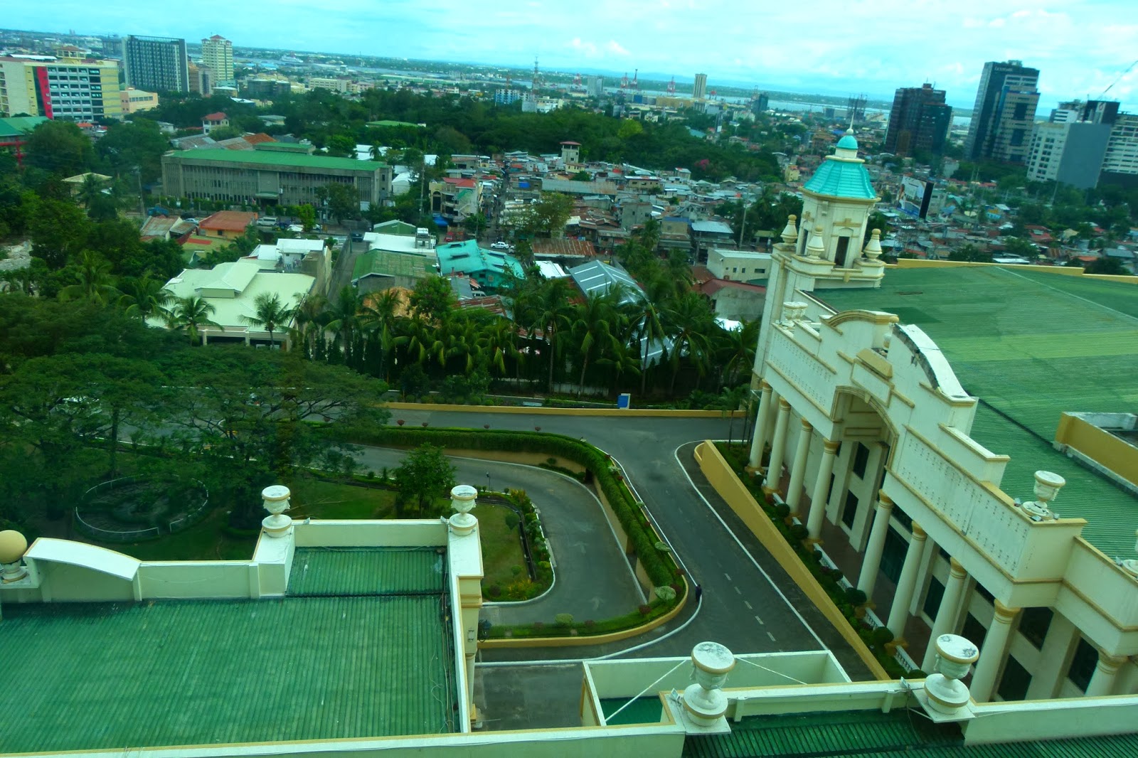 THE WATERFRONT CEBU CITY HOTEL AND CASINO - Lakwatserong Tsinelas