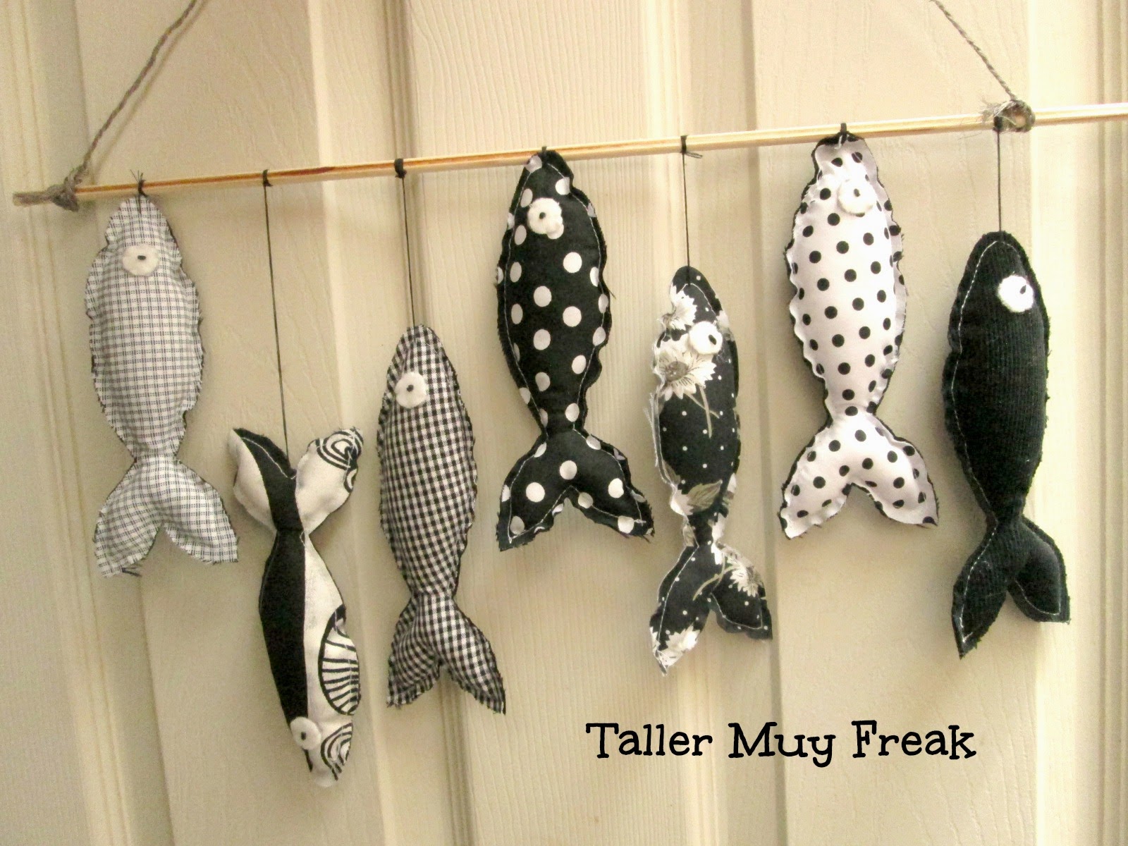 ** TALLER MUY FREAK .: Peces Decorativos de tela en todos los colores.