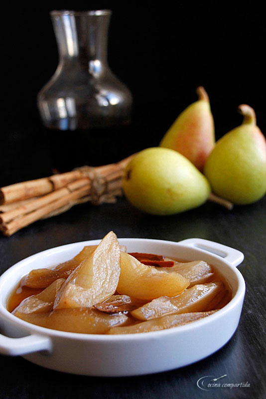 Peras al vino moscatel dulce con aroma de canela