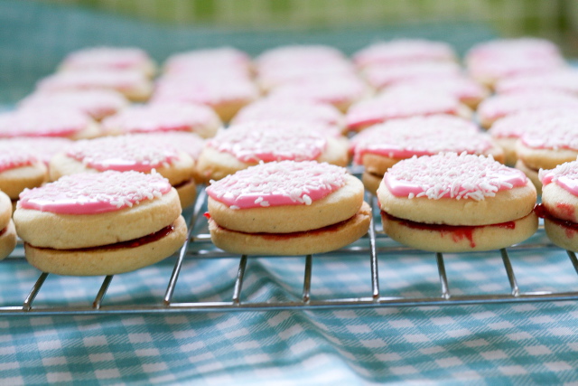 .Mother's Day Kiss & Cuddle Biscuits. • Make It Perfect