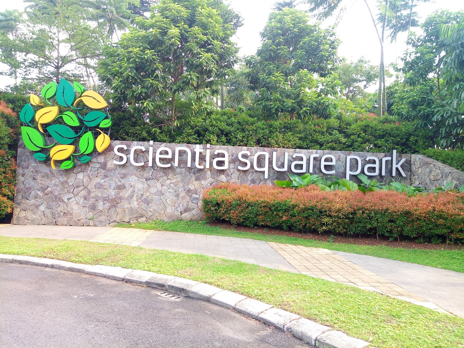 go with me: TOURISM: Scientia Square Park