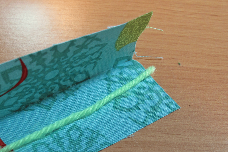 Sew Clucky: Tutorial - Xmas 'Paper' Chain