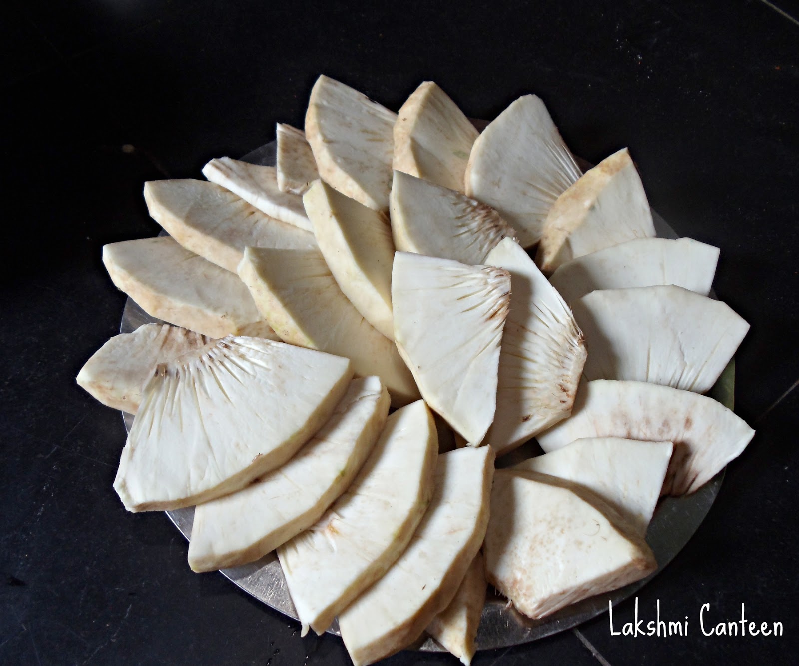Lakshmi Canteen: Jeevkadgi Podi (Breadfruit Fritters)