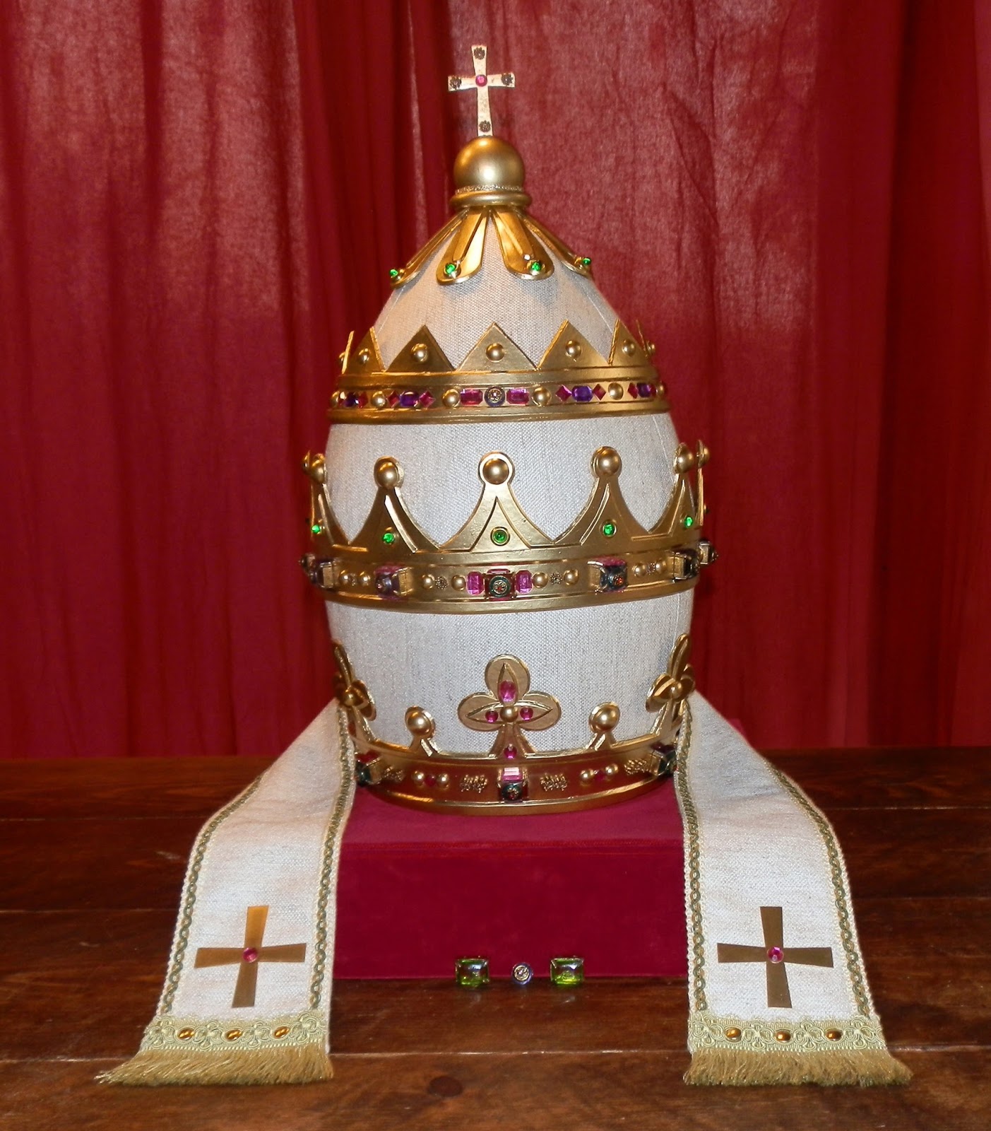 LES VIN DES PAPES D'AVIGNON: LA TIARE PONTIFICALE