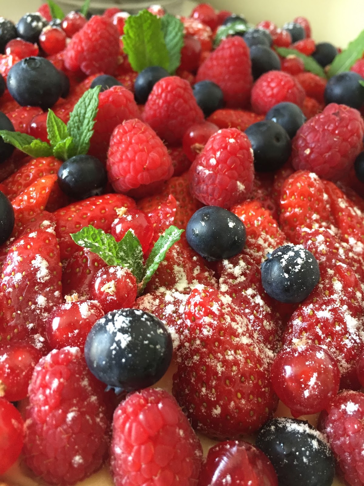 Tarte au citron et aux fruits rouges.