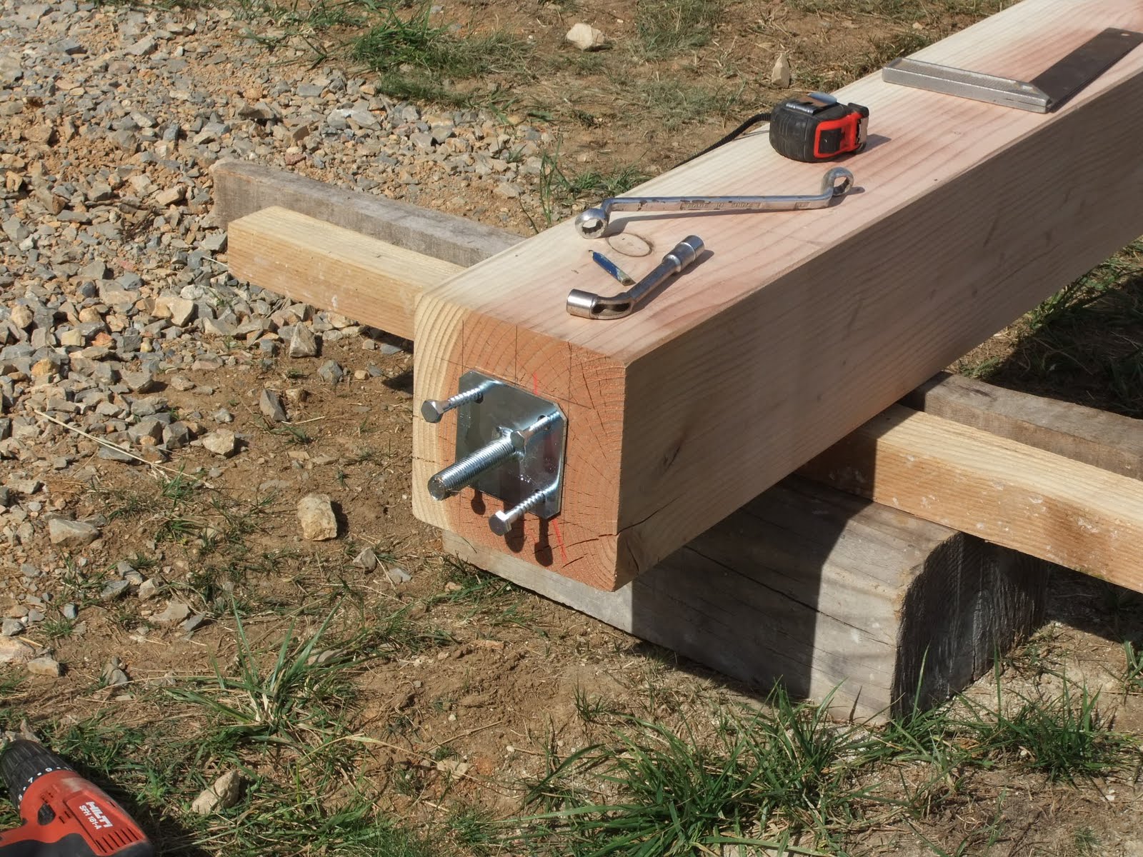 Eco-projet en Corrèze: Le montage de la charpente a (enfin) commencé