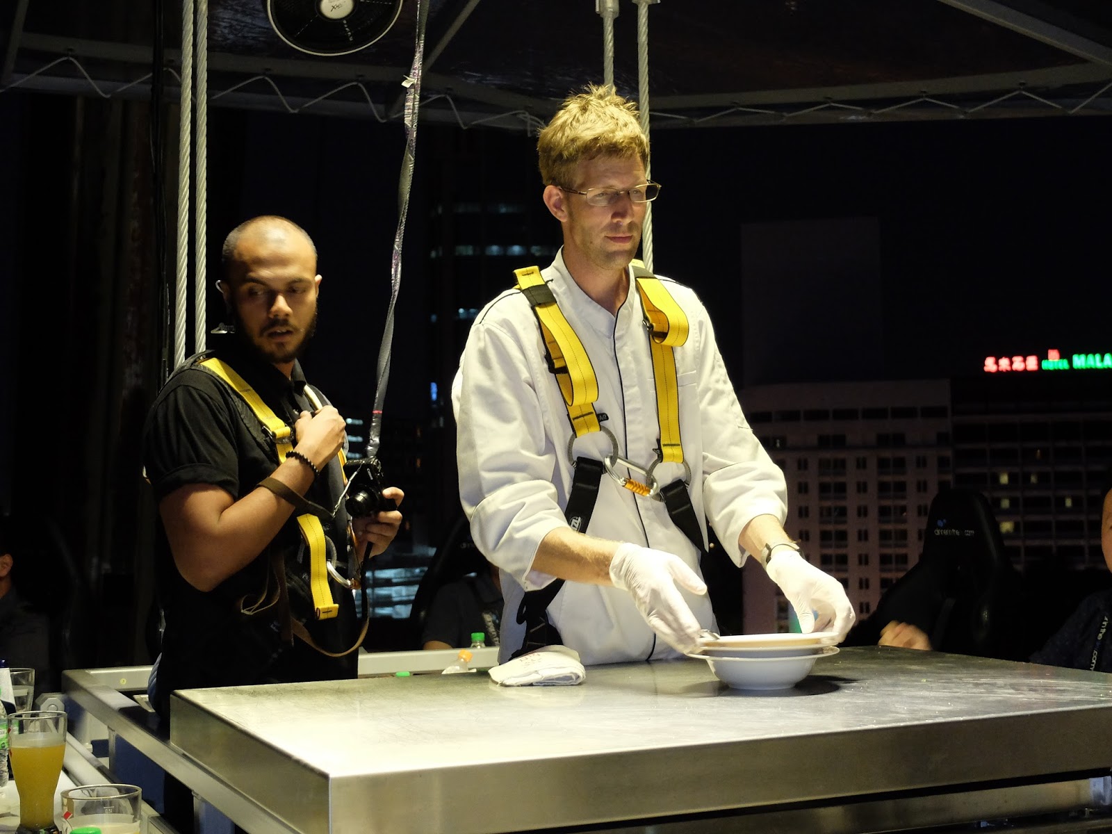 Kee Hua Chee Live!: KRONENBOURG 1664 RULES 'DINNER IN THE SKY' IN ...