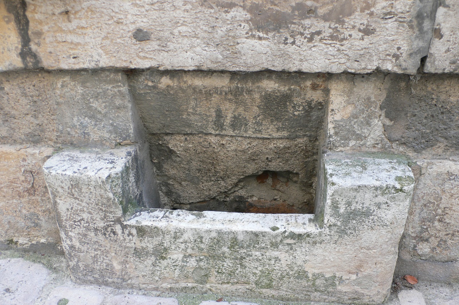 à mi-voix: un soupirail, des soupiraux...