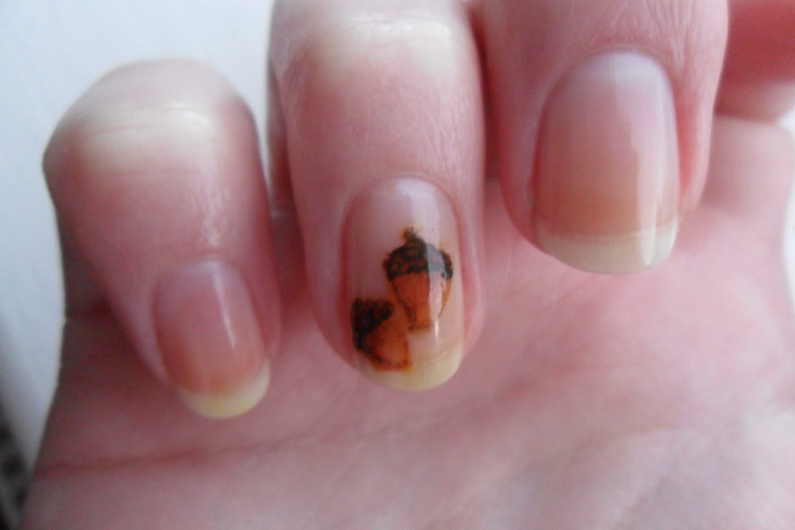 Sara Fisk; Nail Art: Squirrel & acorn nails part 1